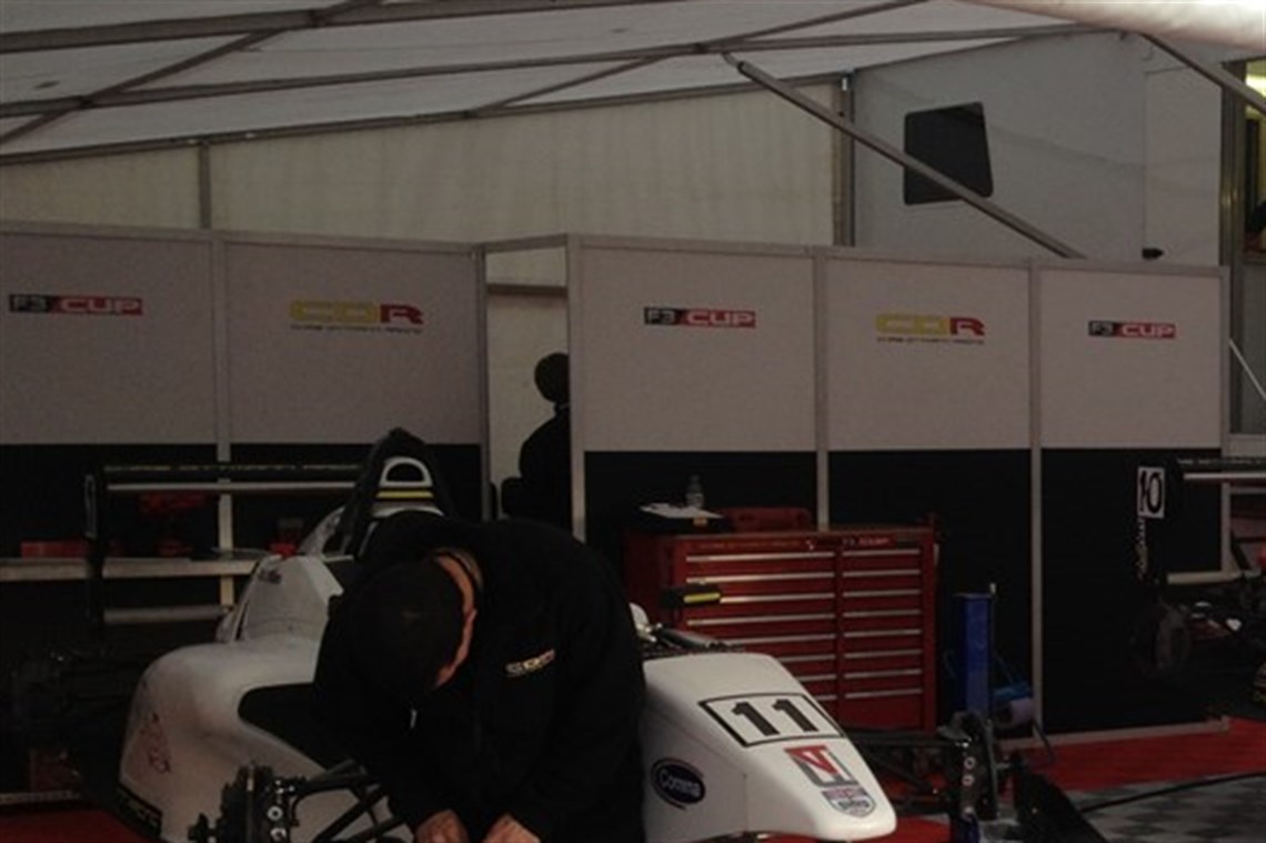 Racecarsdirect.com - Showtrax Pit Walling