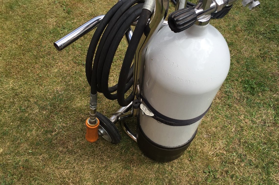 Racecarsdirect.com - Single Dive bottle, and Stand
